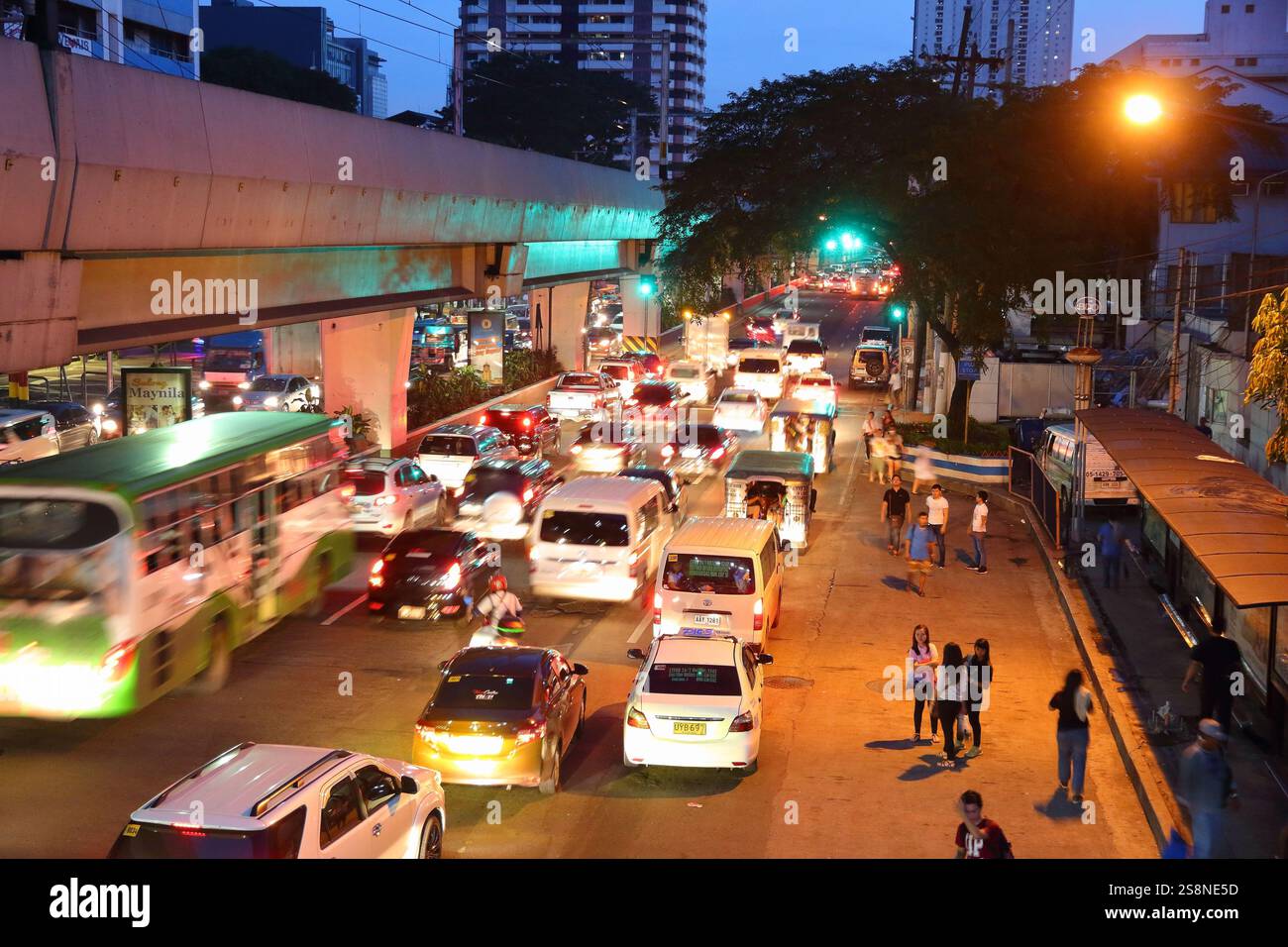 MANILA, PHILIPPINES - NOVEMBER 25, 2017: People drive in heavy traffic ...