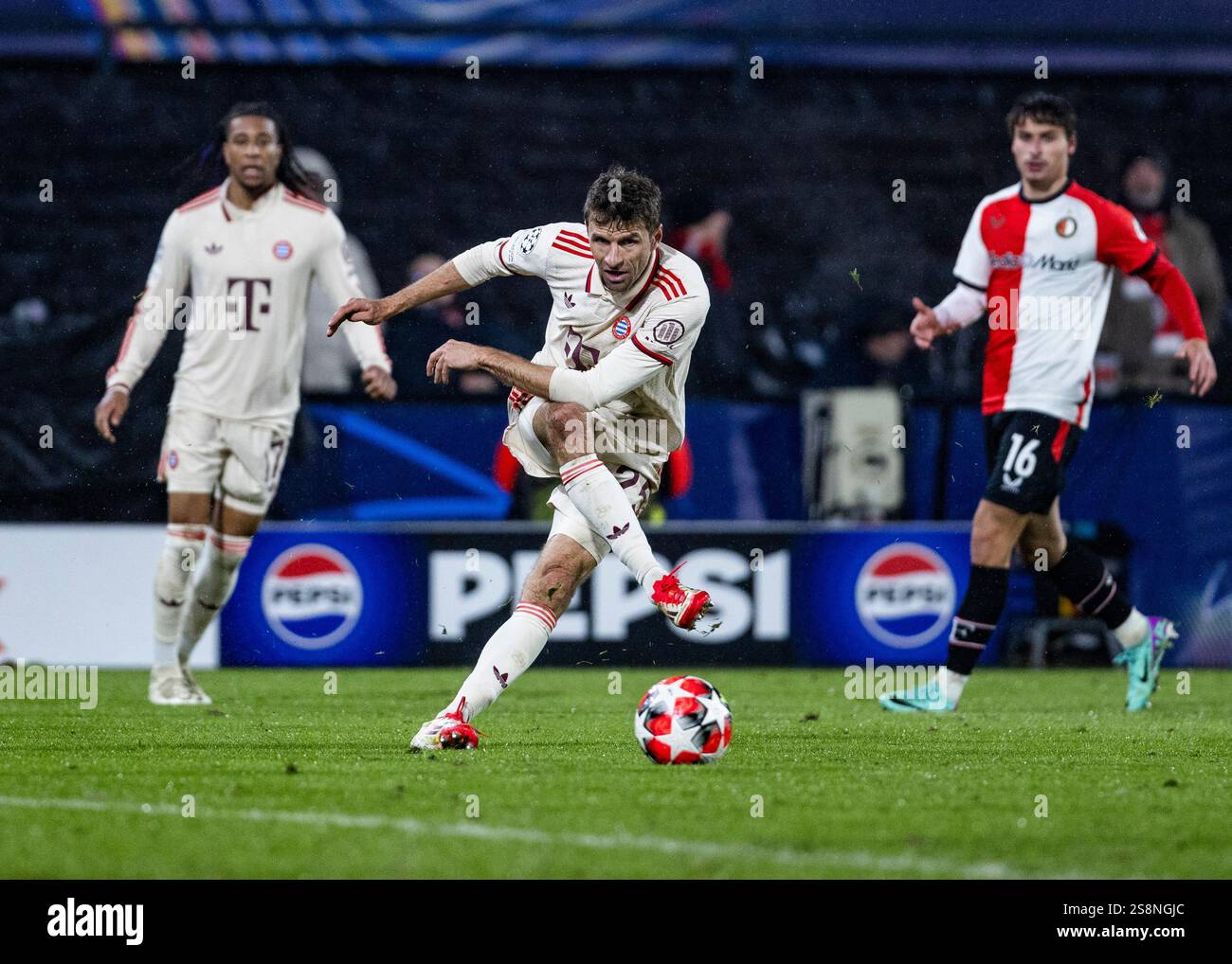 Rotterdam, Kuip Arena, 22.01.2025: Thomas Mueller of FC Bayern Muenchen ...