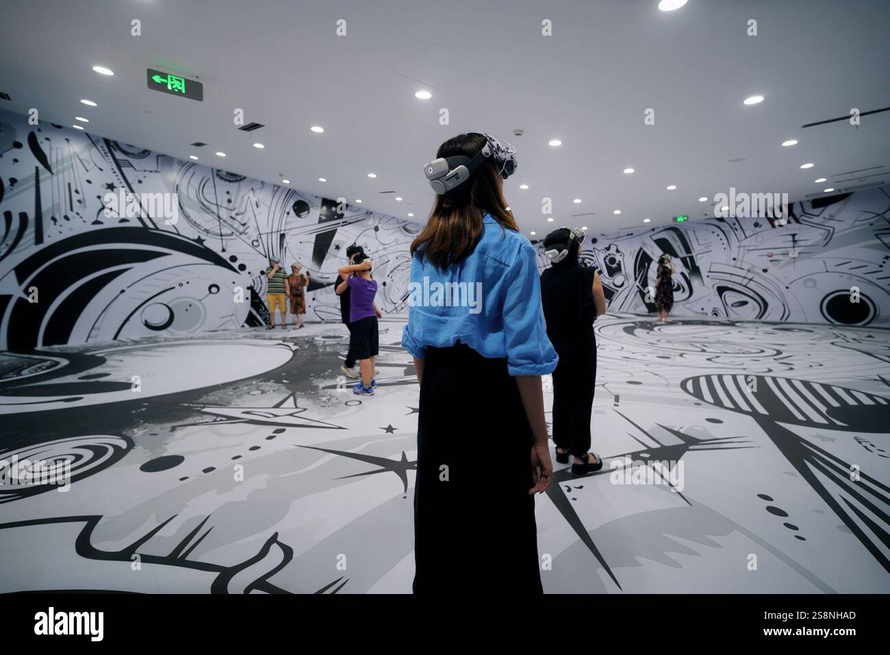 (250123) -- CHENGDU, Jan. 23, 2025 (Xinhua) -- People experience "Three ...