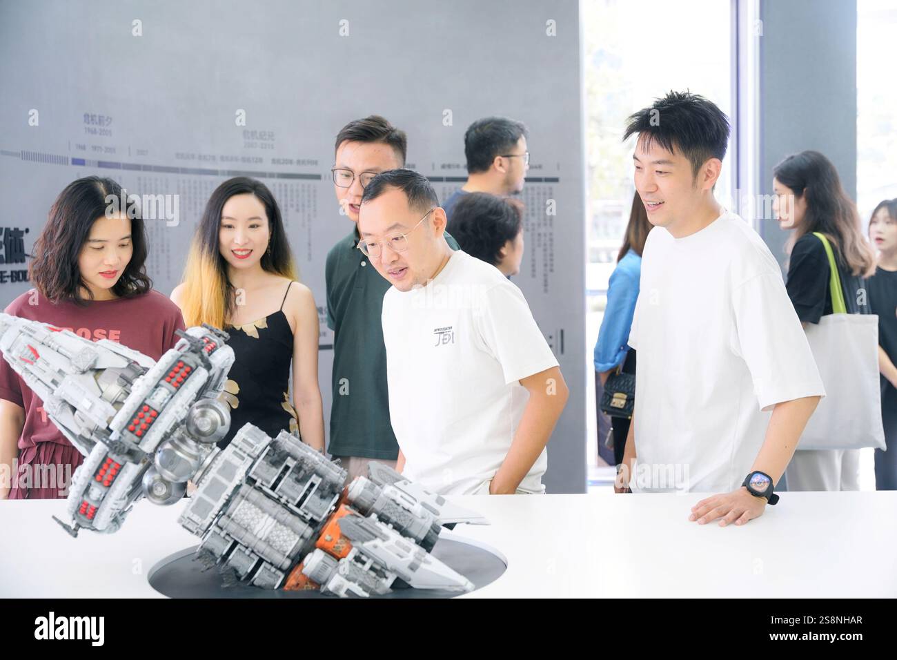 (250123) -- CHENGDU, Jan. 23, 2025 (Xinhua) -- People look at a ...