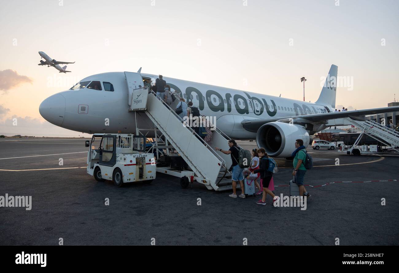 Sommer auf Kreta Passagiere gehen in einen Airbus der Fluggesellschaft ...
