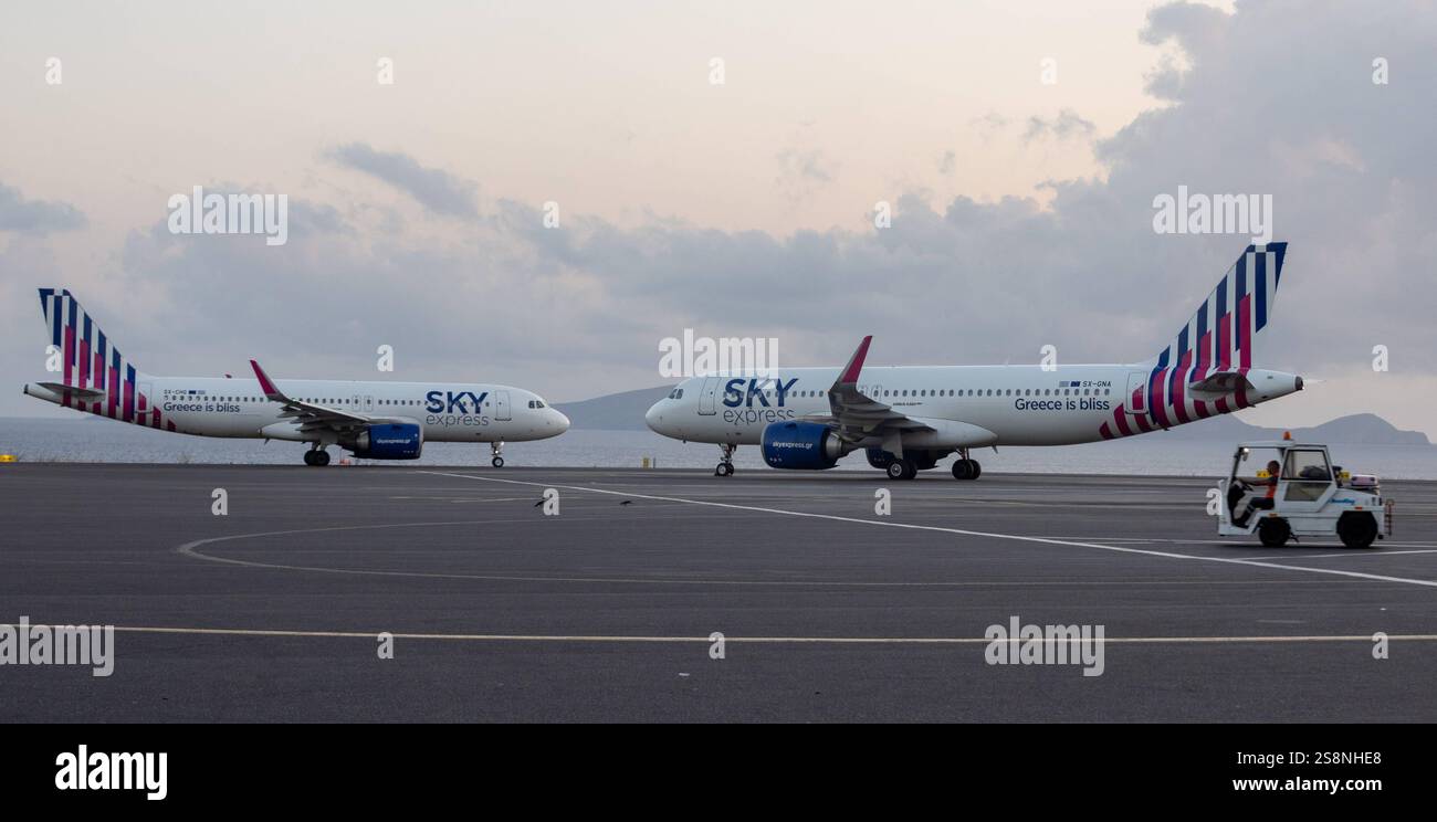 Sommer auf Kreta Zwei Airbus der Fluggesellschaft Sky Express A320-251N ...