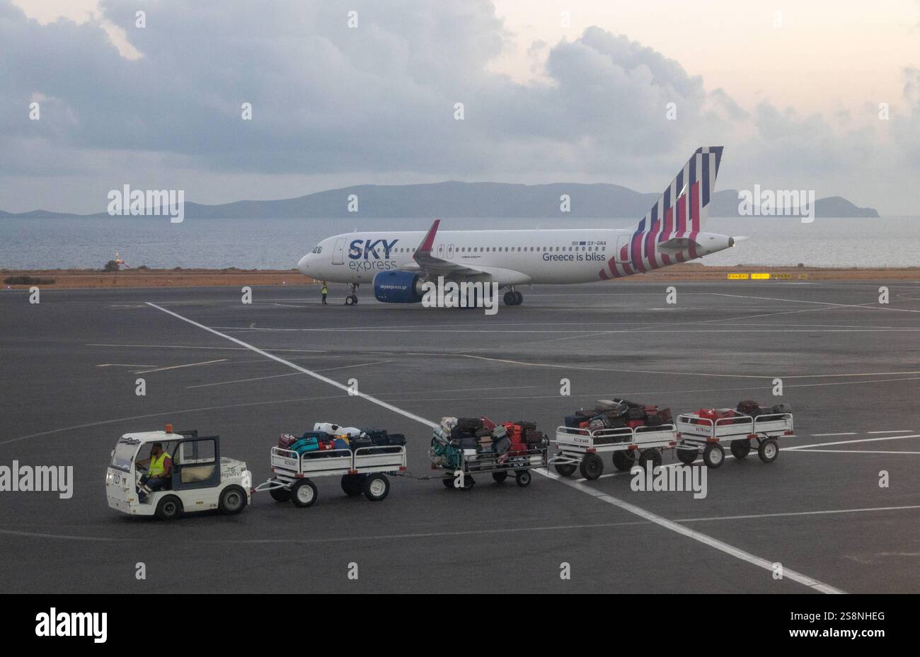 Sommer auf Kreta Gepaeckwagen fahren vor einem Airbus der ...