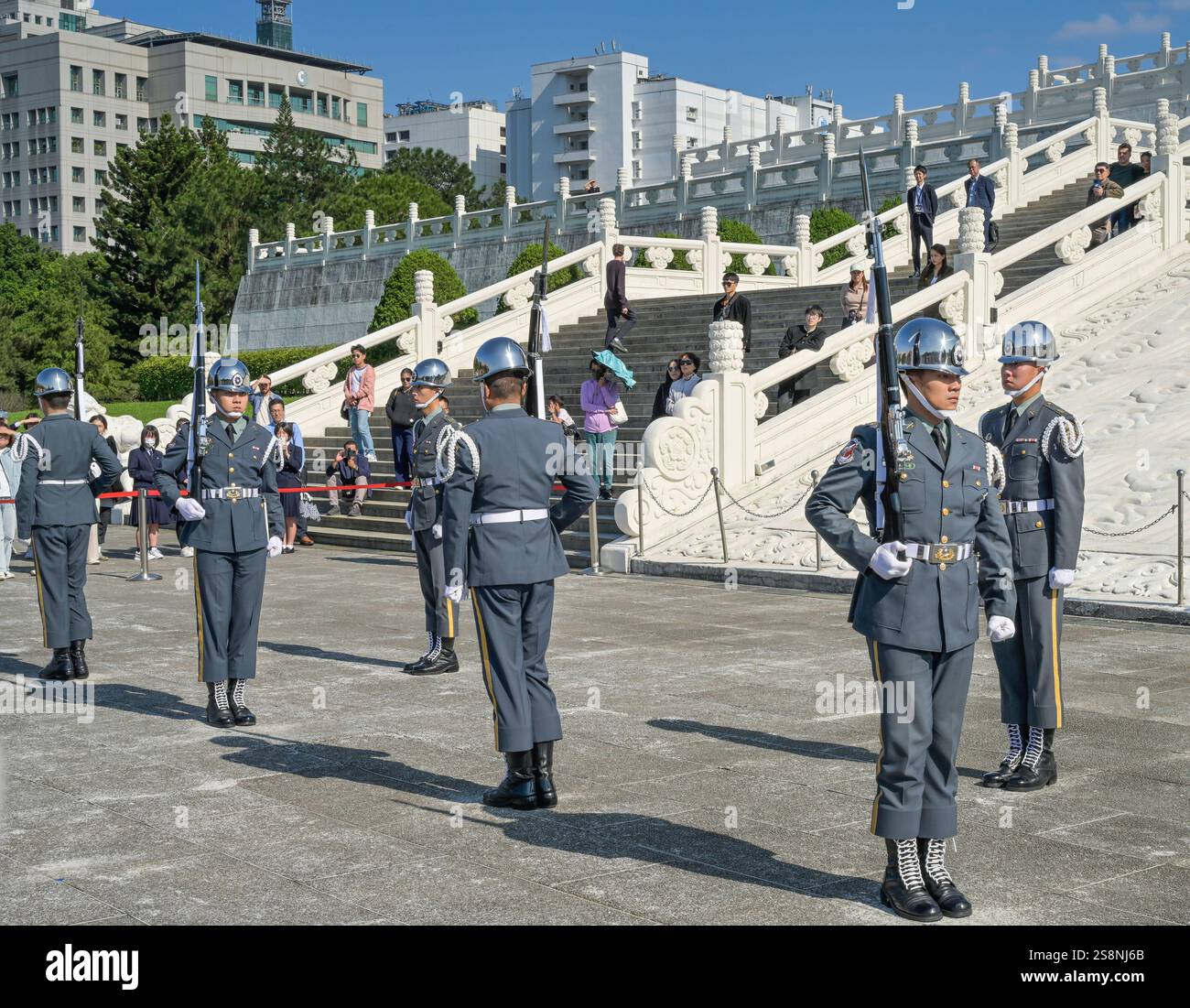 Soldaten, Wachablösung am Chiang Kai-Shek Memorial, Taipeh, Taiwan *** Soldiers, changing of the ...
