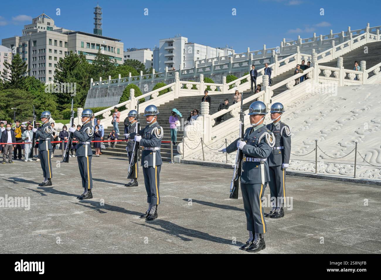 Soldaten, Wachablösung am Chiang Kai-Shek Memorial, Taipeh, Taiwan *** Soldiers, changing of the ...
