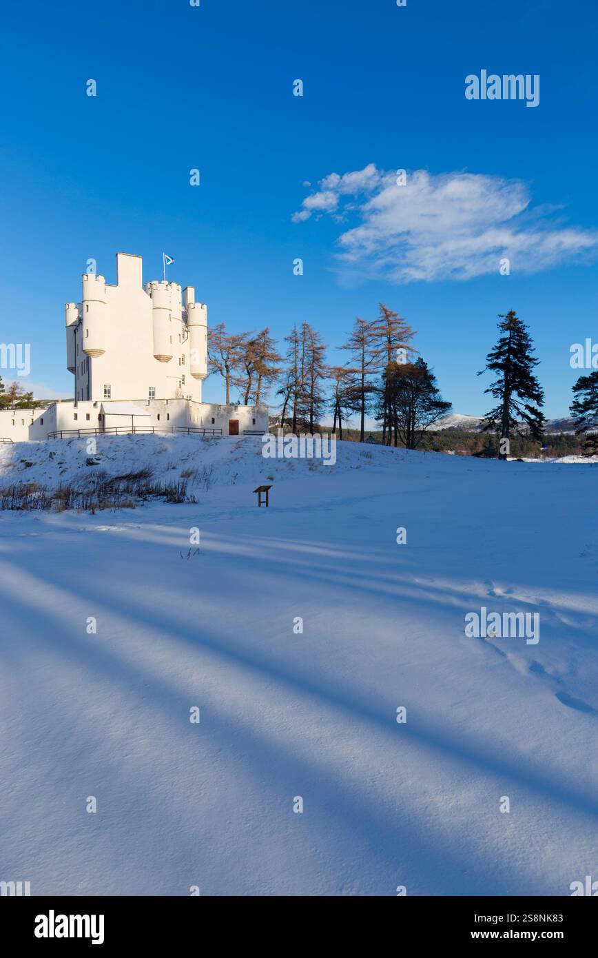 Scottish highlands winter castle hi-res stock photography and images ...
