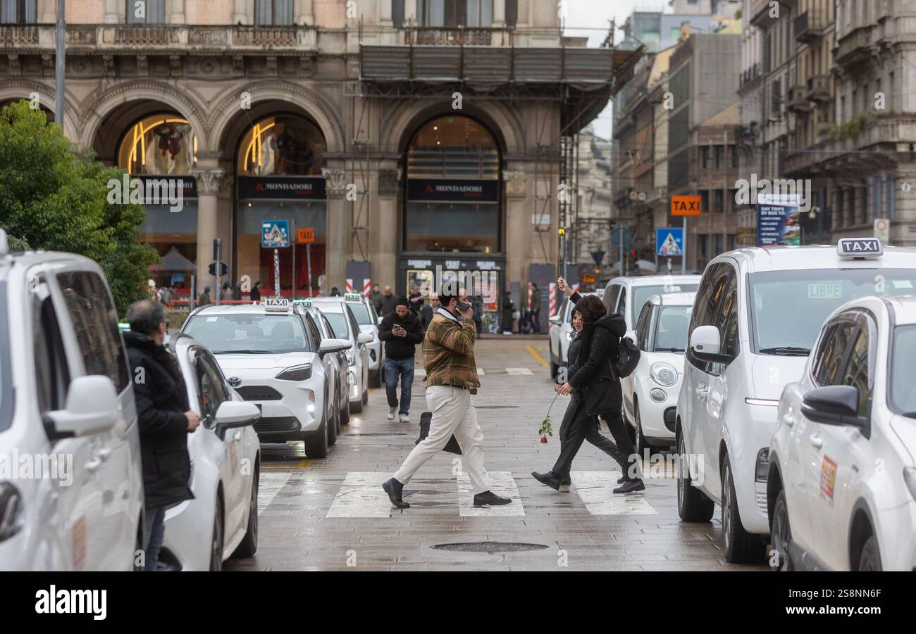 Milano, Italia. 23rd Jan, 2025. Taxi in Piazza Duomo - Milano, Italia ...