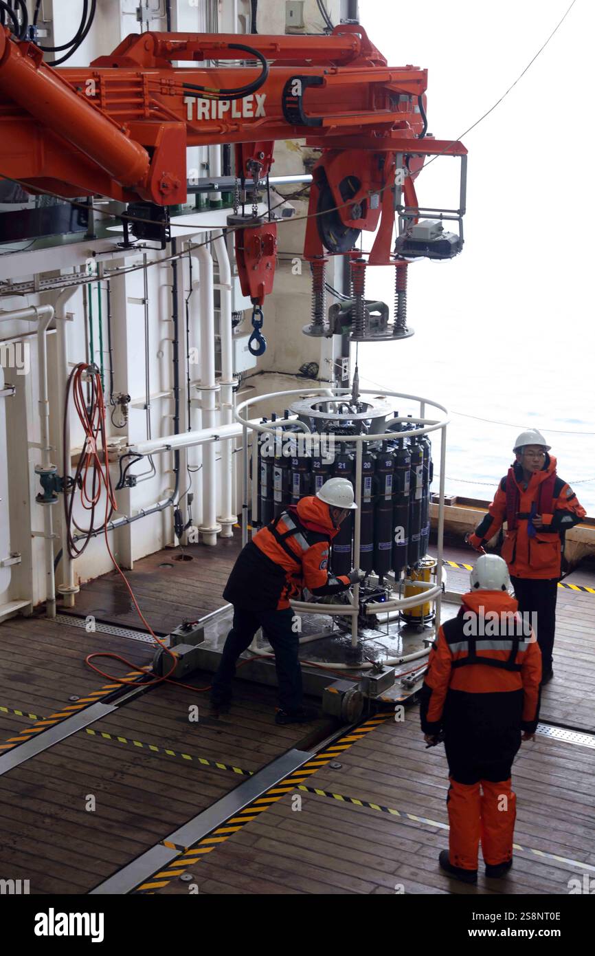 (250123) -- ABOARD XUELONG 2, Jan. 23, 2025 (Xinhua) -- Members of ...