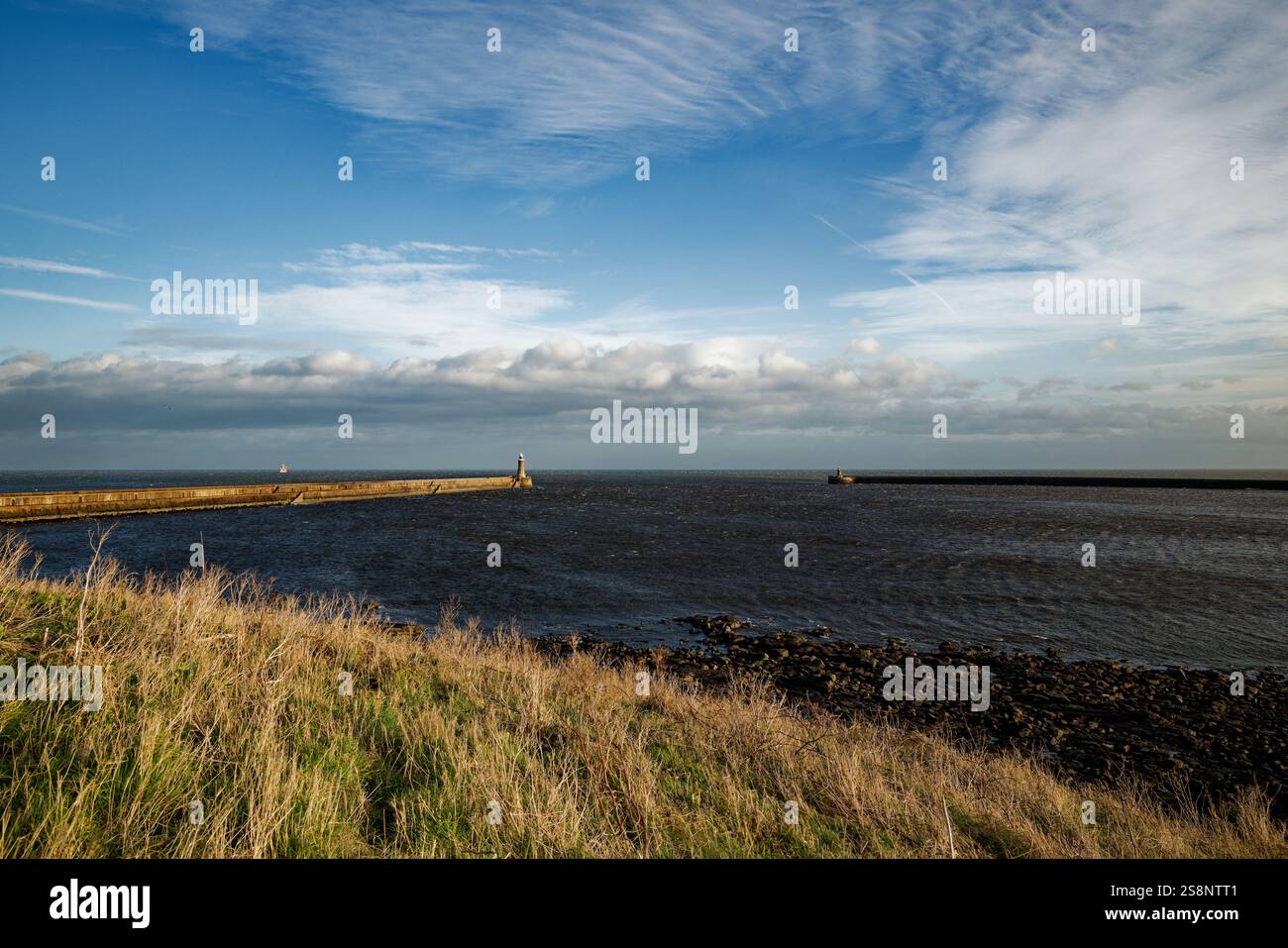 The mouth of the River Tyne, Tynemouth, Newcastle, England Stock Photo ...