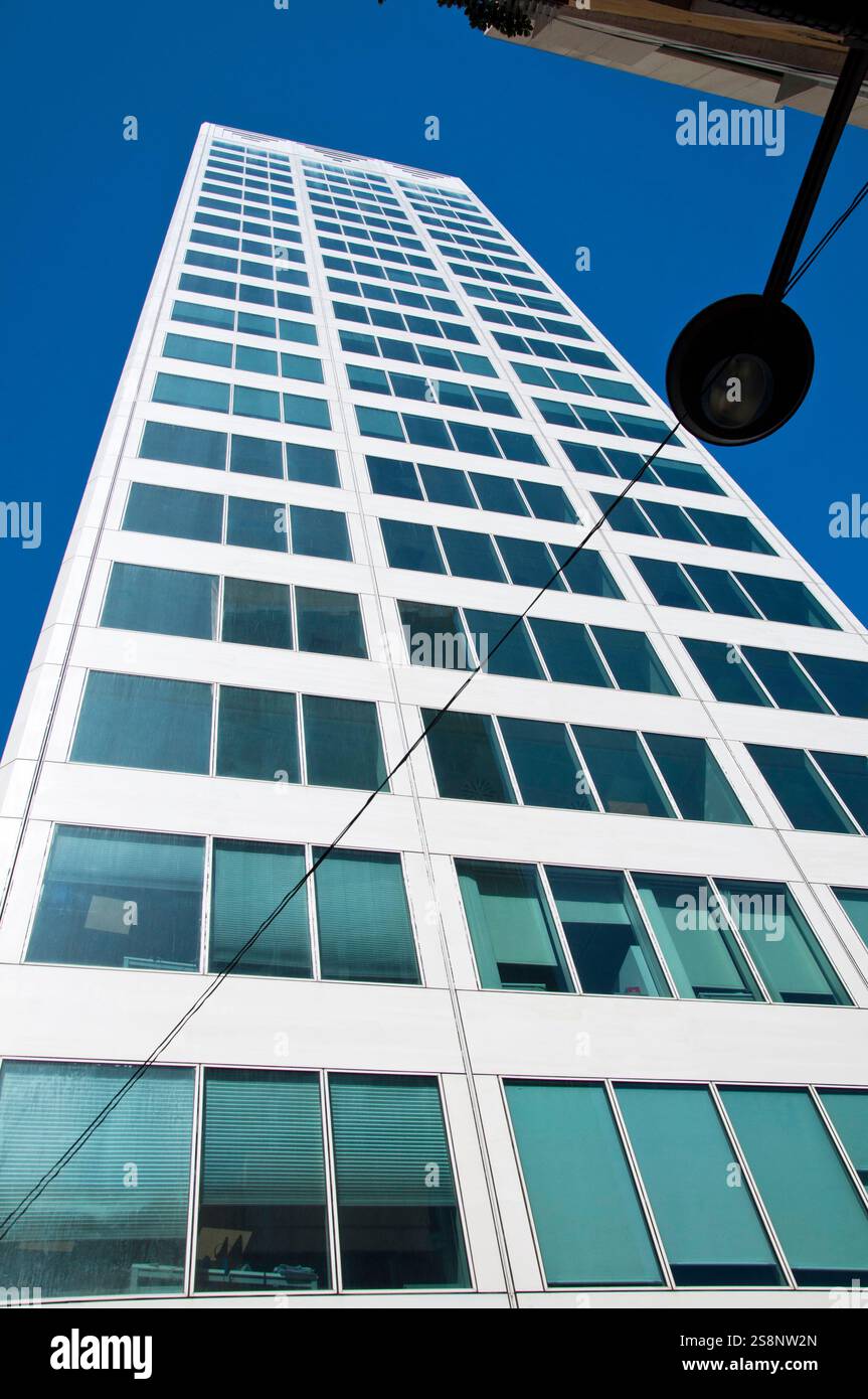 Details of the Torre Tarragona, the iconic modern building in Sants ...