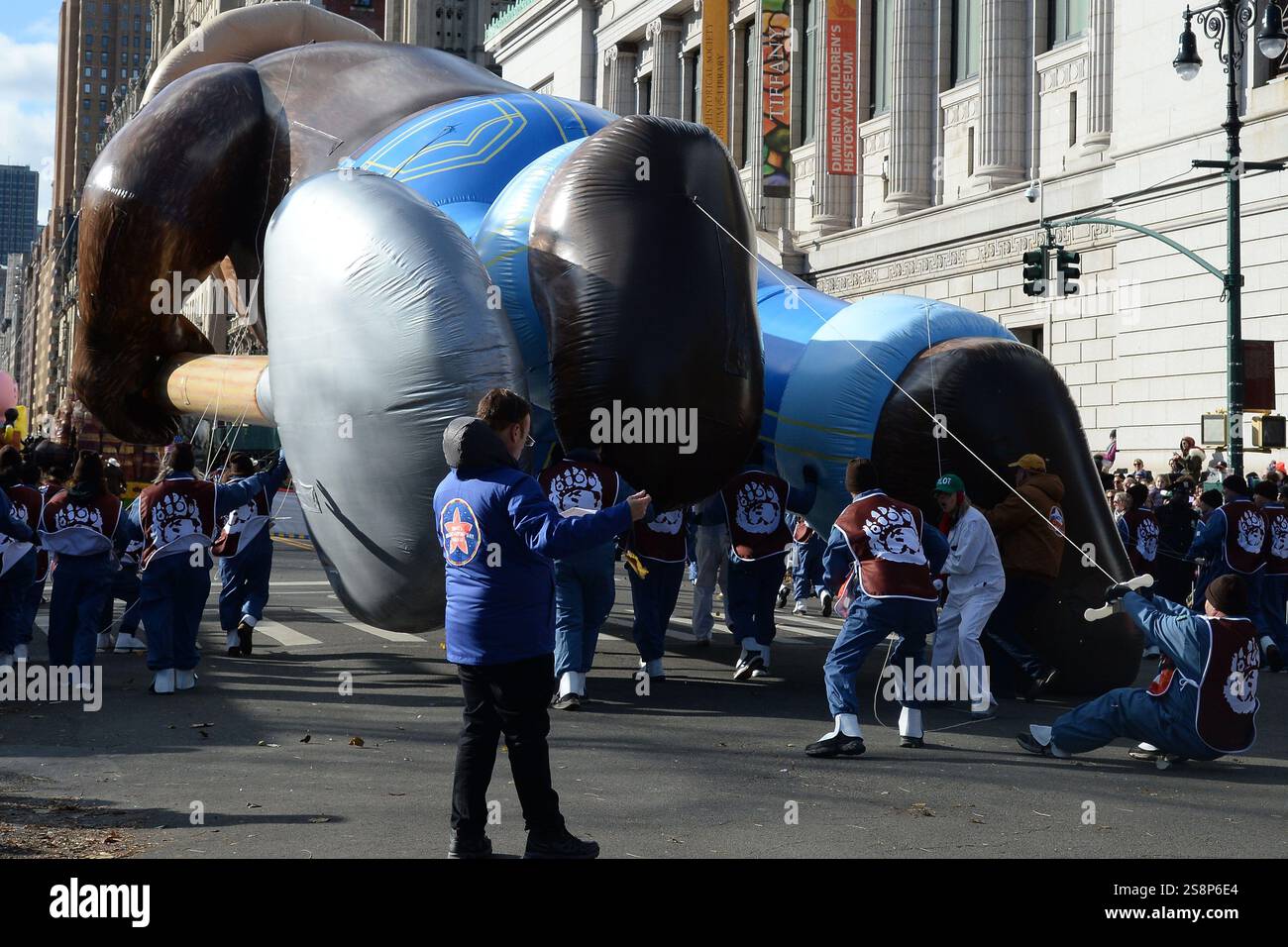 Handlers struggle with the Smokey Bear balloon at the 93rd Annual Macy ...