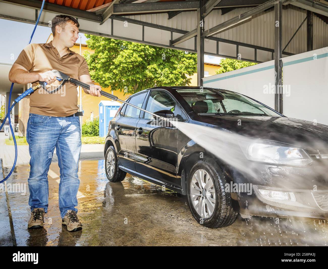 Guy washing car wash hi-res stock photography and images - Alamy