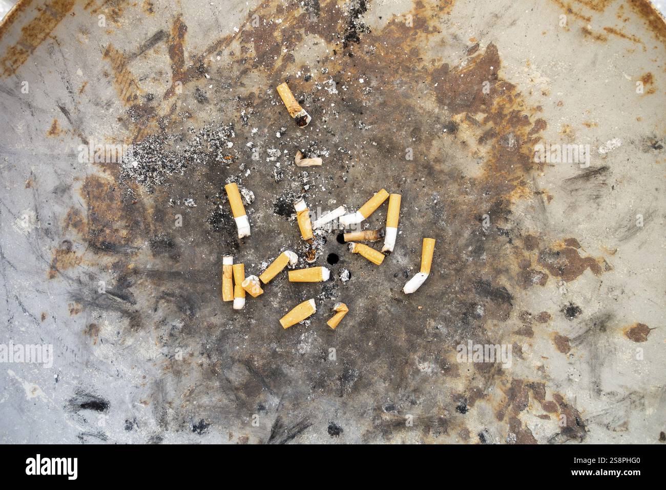 Ashtray top view hi-res stock photography and images - Alamy