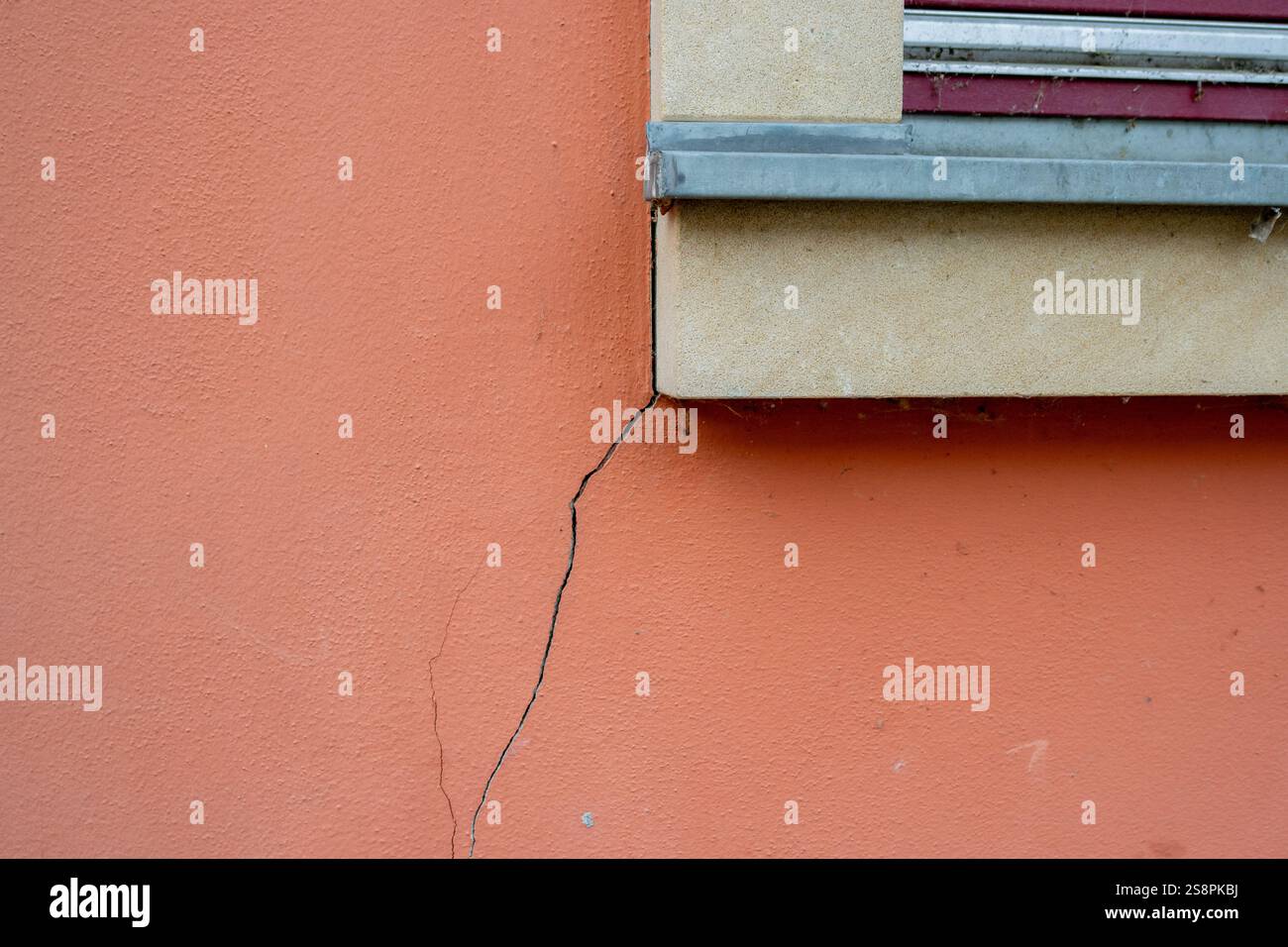 Crack in a wall construction defects symbol Stock Photo - Alamy