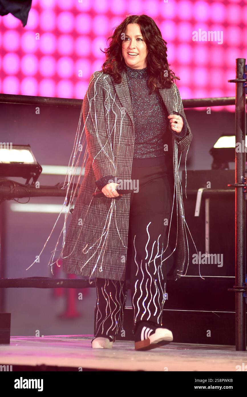 Alanis Morissette and the Jagged Little Pill cast perform on Dick Clark ...