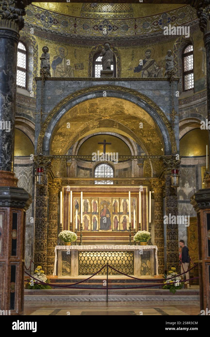 Main altar, tomb of St Mark the Evangelist, interior, St Mark's Basilica, Basilica di San Marco ...