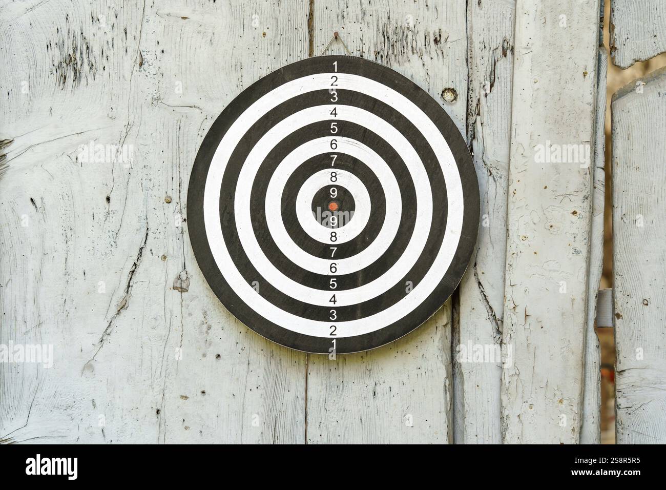 An image of an old dart board Stock Photo - Alamy