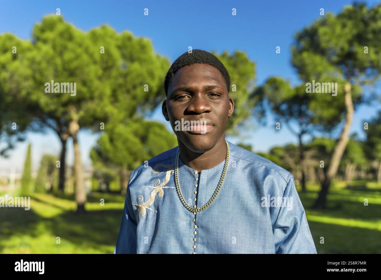 Portrait of a young senegalese man wearing traditional dashiki attire ...