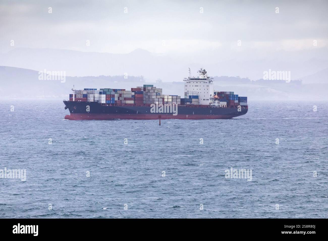 Cargo ship transporting containers hi-res stock photography and images ...