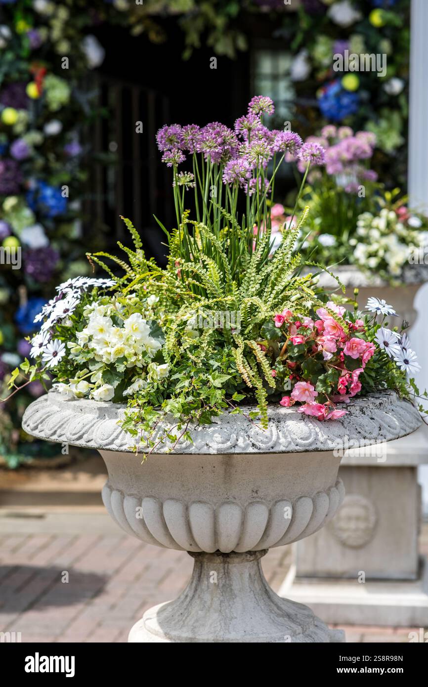 Outdoor flower arrangement display hi-res stock photography and images ...