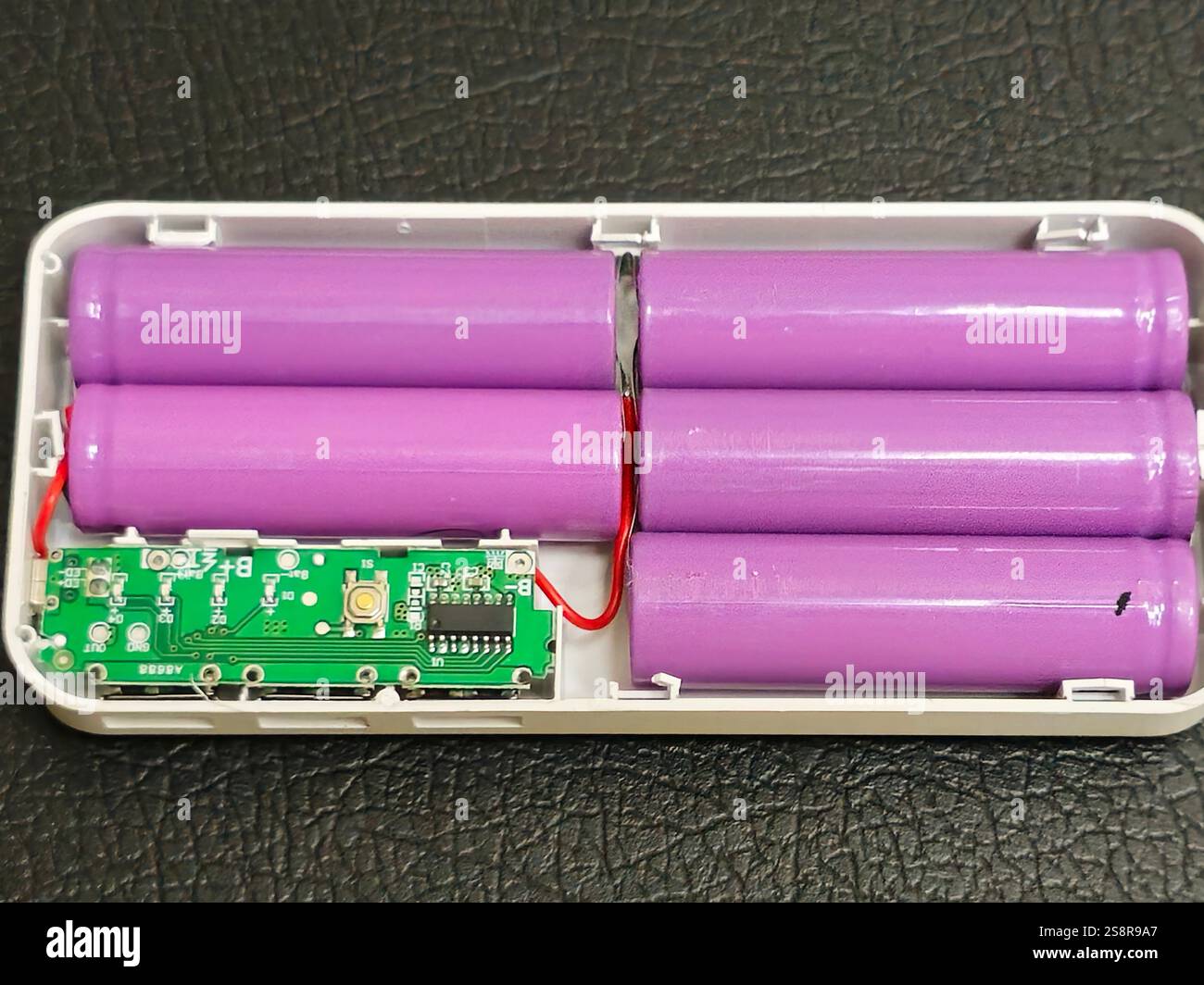 A power bank 18650 battery pack cells, cylindrical lithium-ion battery ...