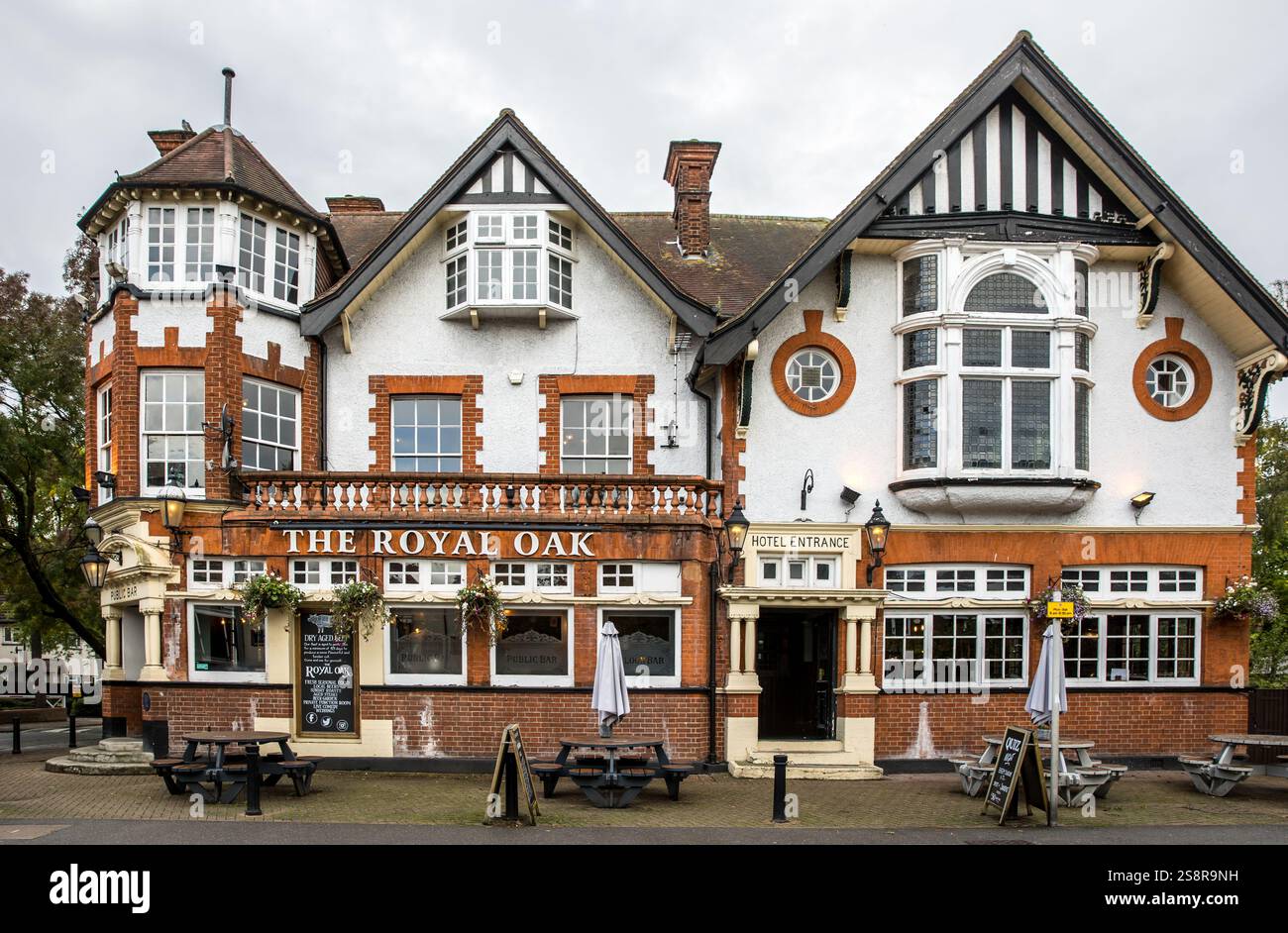 Royal Oak Inn, 90 Coombe Hill, New Malde Stock Photo - Alamy