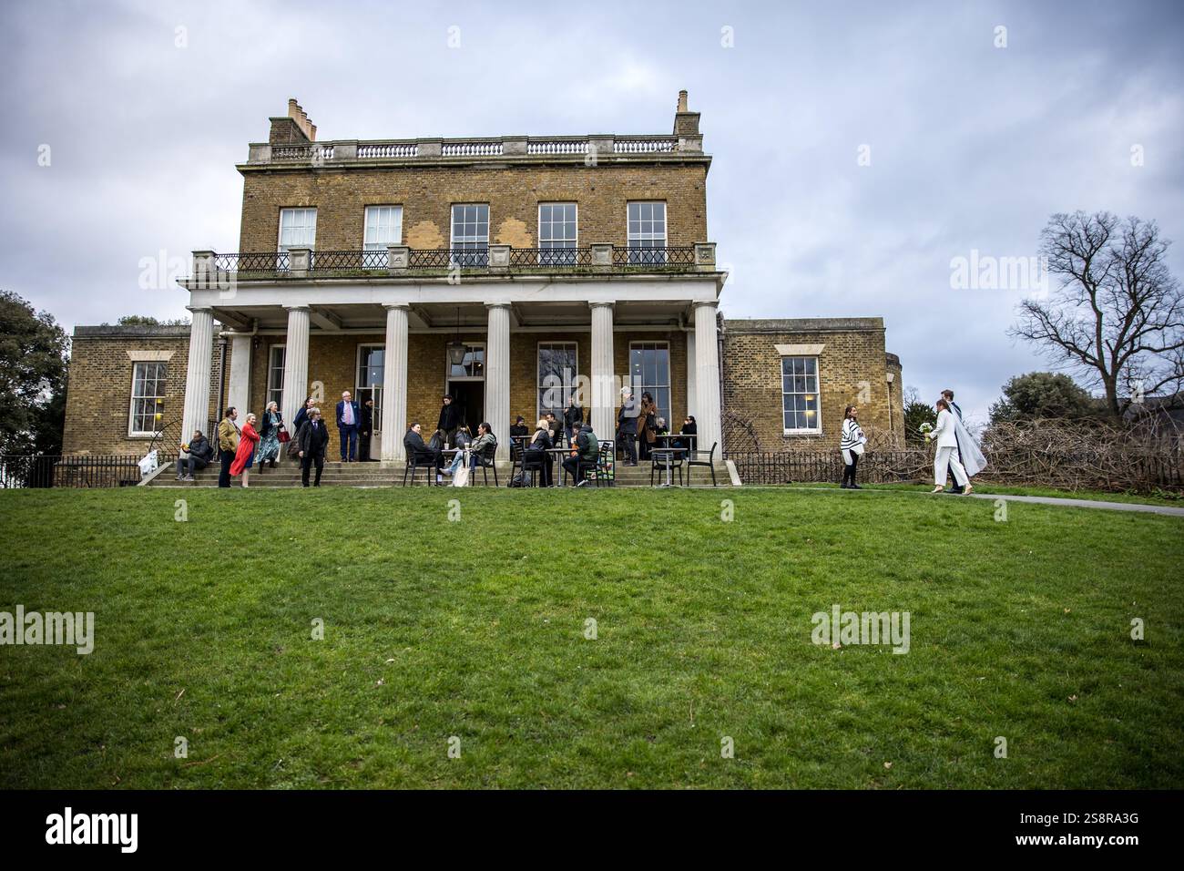 Outdoor wedding location hackney hi-res stock photography and images ...