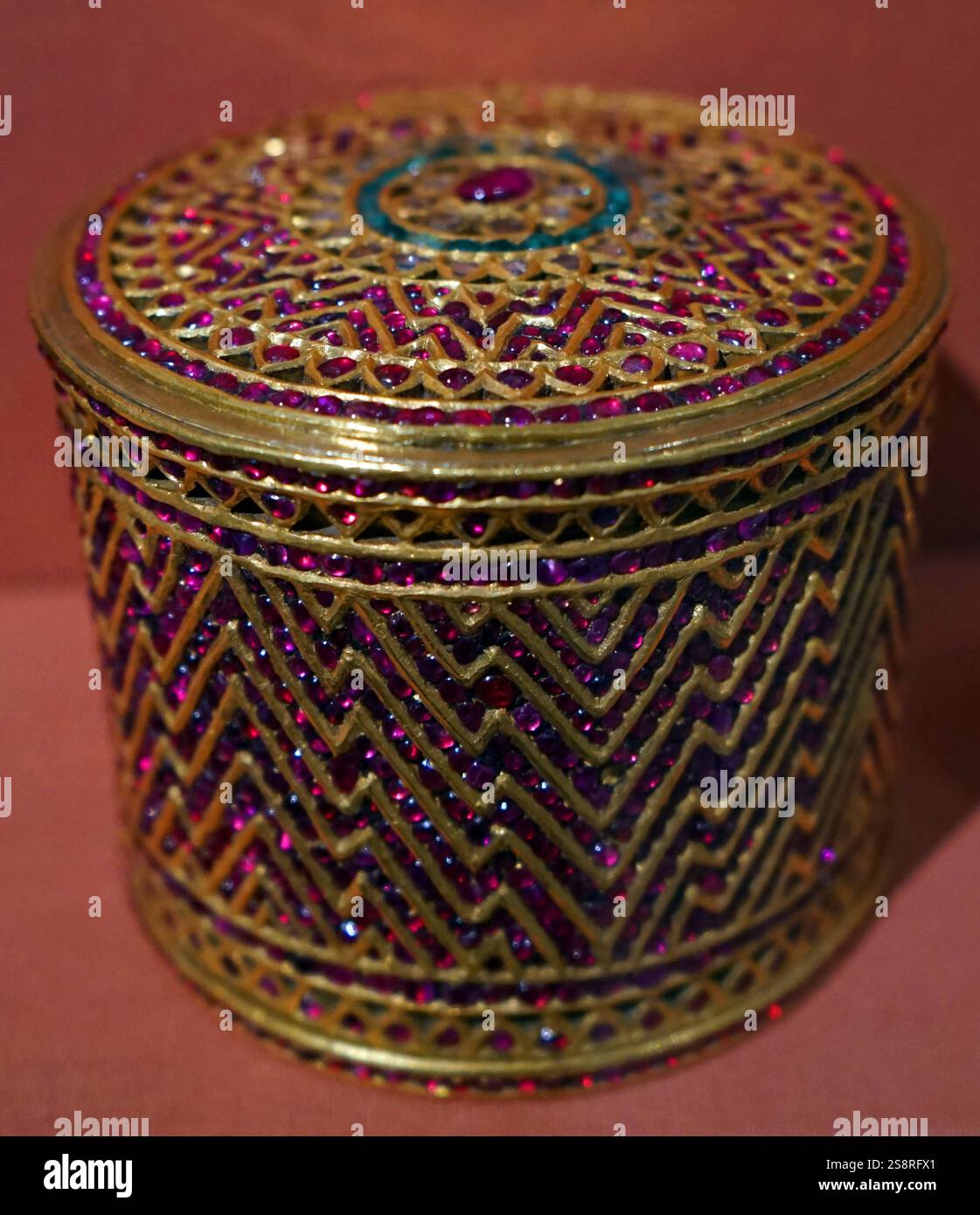 1800 -1855, Konbaung period, Box made from gold, diamonds, emeralds and ...