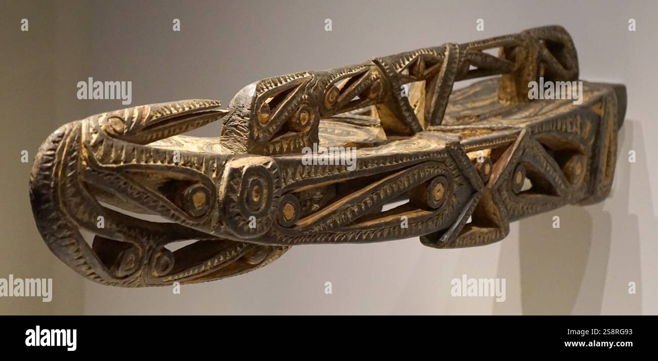 Canoe prow from Papua New Guinea. Dated 20th Century Stock Photo - Alamy
