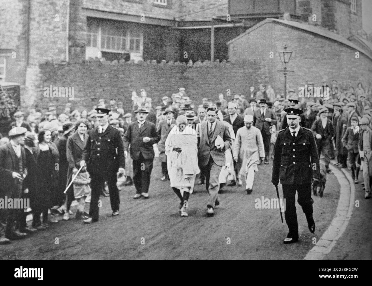 Mahatma Gandhi visiting a Lancashire Cotton Mill, England, 1931 ...