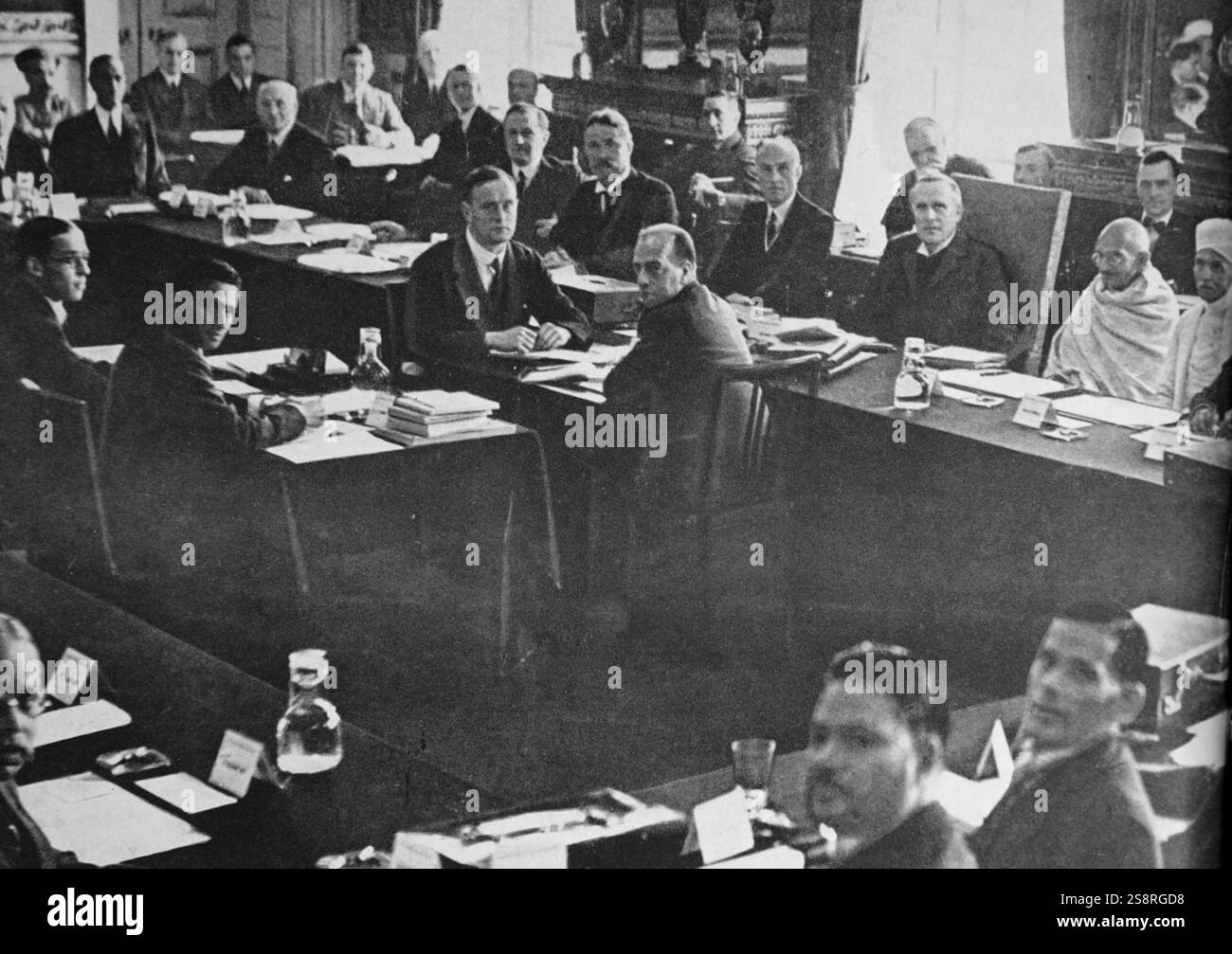 Round table conference hi-res stock photography and images - Alamy