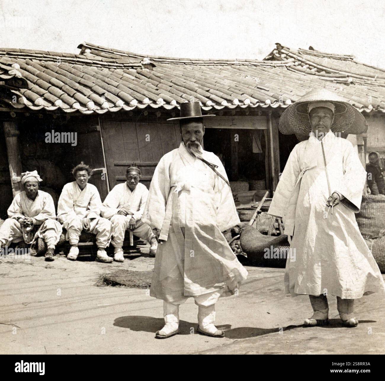Korean officials. Joseon Era. Circa 1900 Stock Photo - Alamy