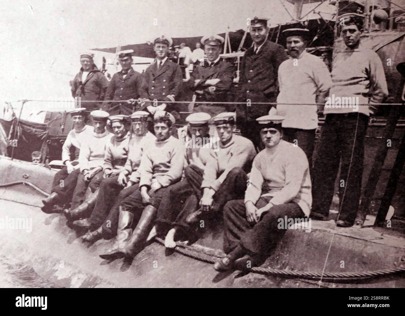 The Great War: Liet. Commander Hobrook and the crew of B11. HMS B11 was ...