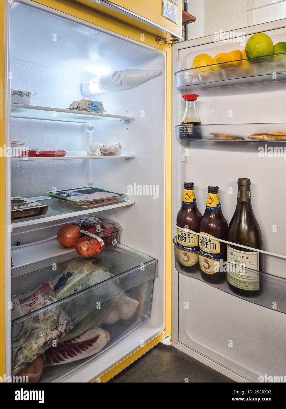 Cooking in an Italian house, refrigerator Stock Photo - Alamy