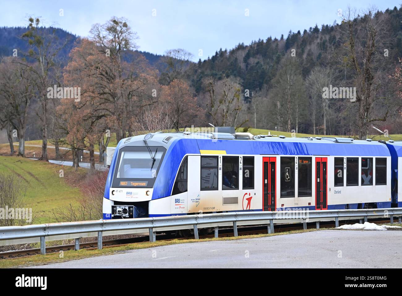 Zug der BRB Bayerische Regiobahn faehrt ueber einen Bahnuebergang in ...