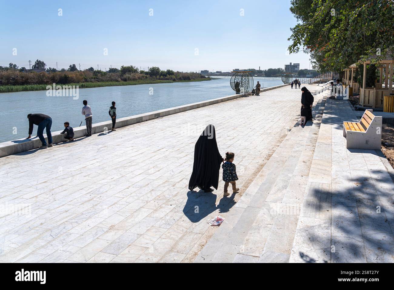 Tigris River at the confluence of Euphrates and Tigris, shore promenade ...