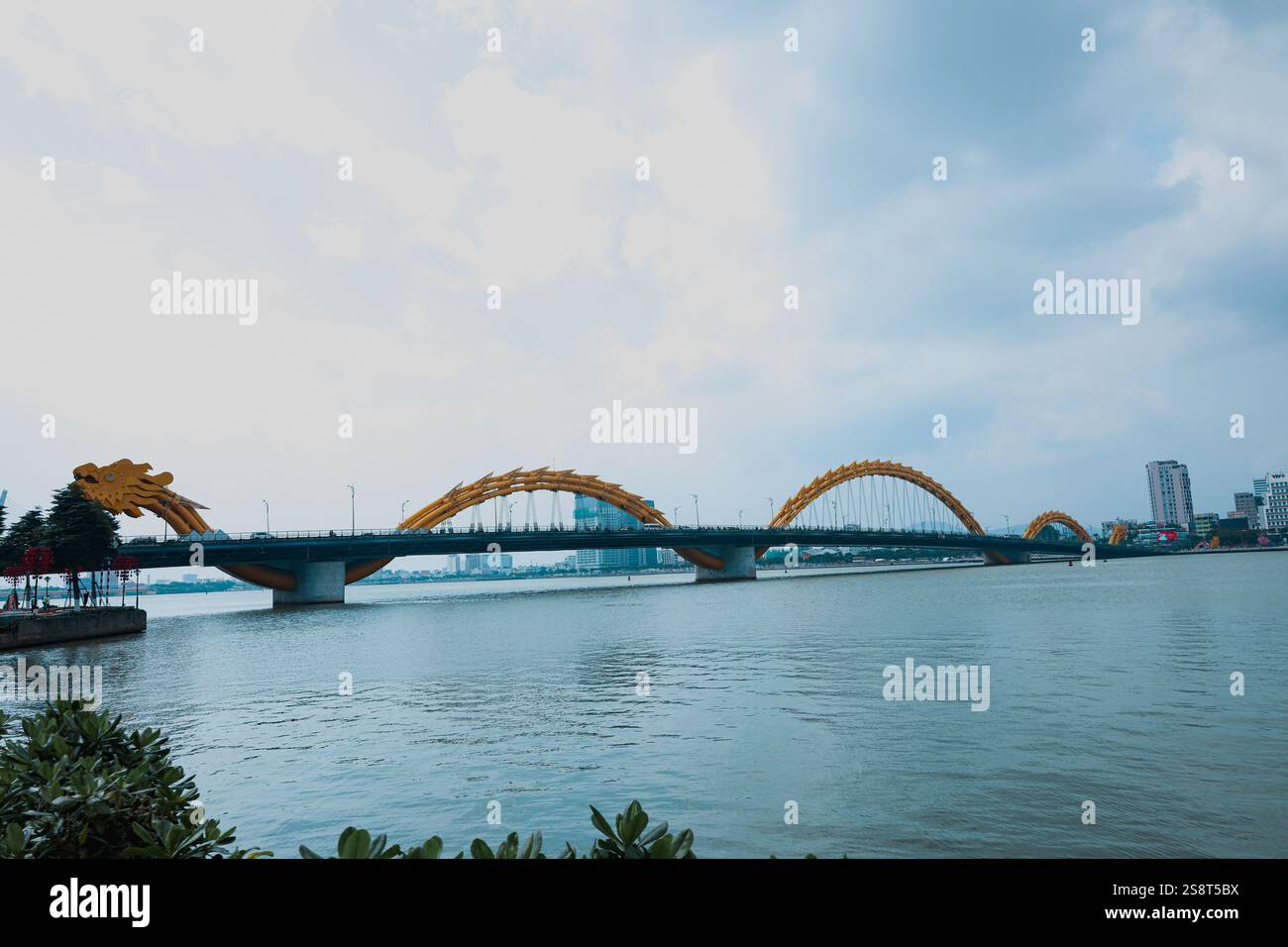 The Dragon Bridge in Da Nang, Vietnam, features a golden dragon-shaped ...