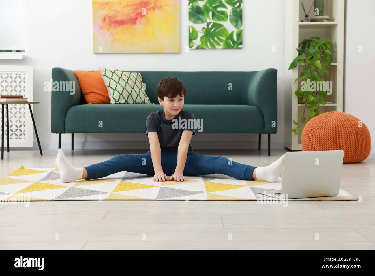 Home online training boy hi-res stock photography and images - Alamy