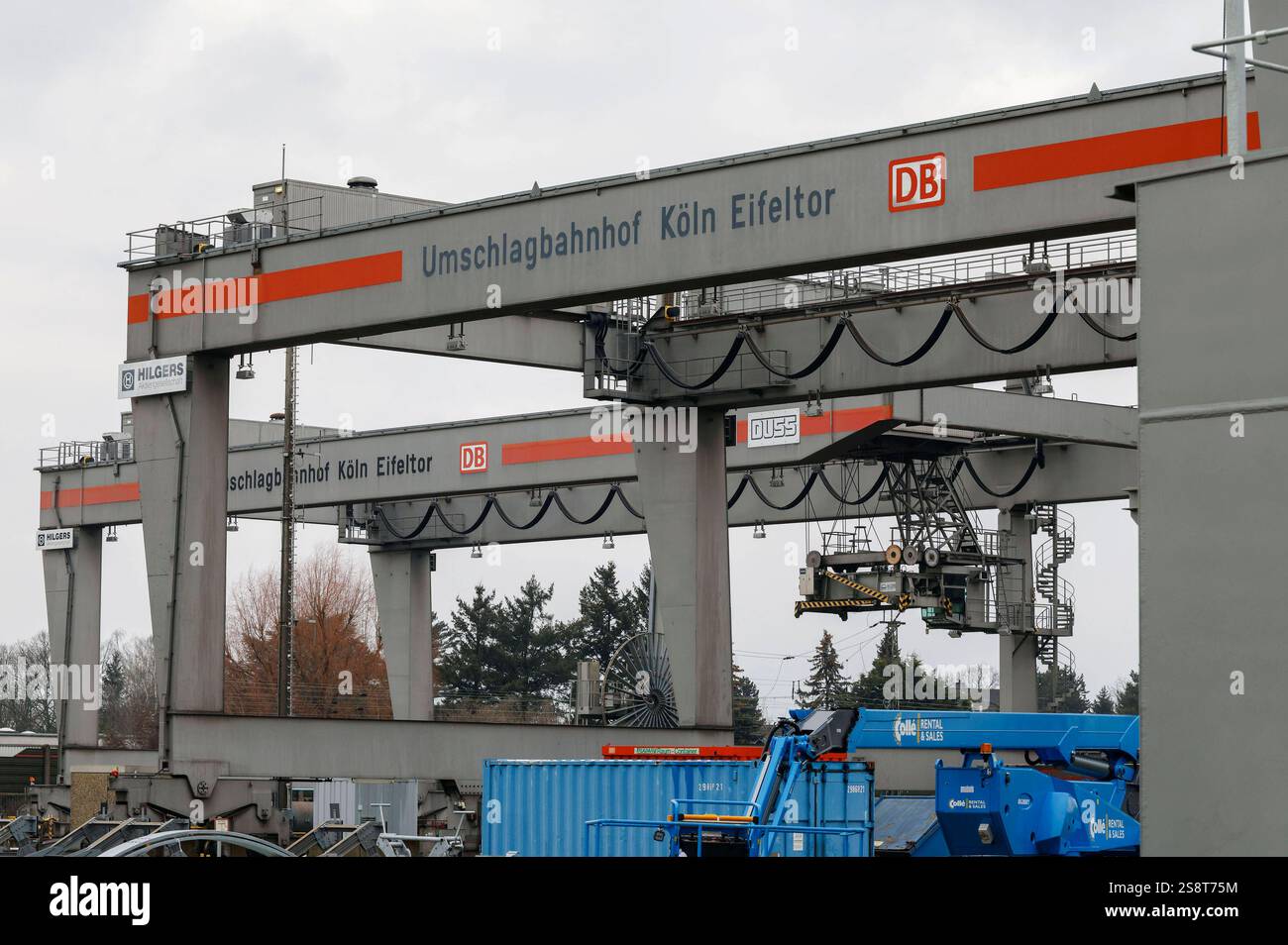 Containerportalkran beim Fototermin DB montiert 400 Tonnen schwere neue ...