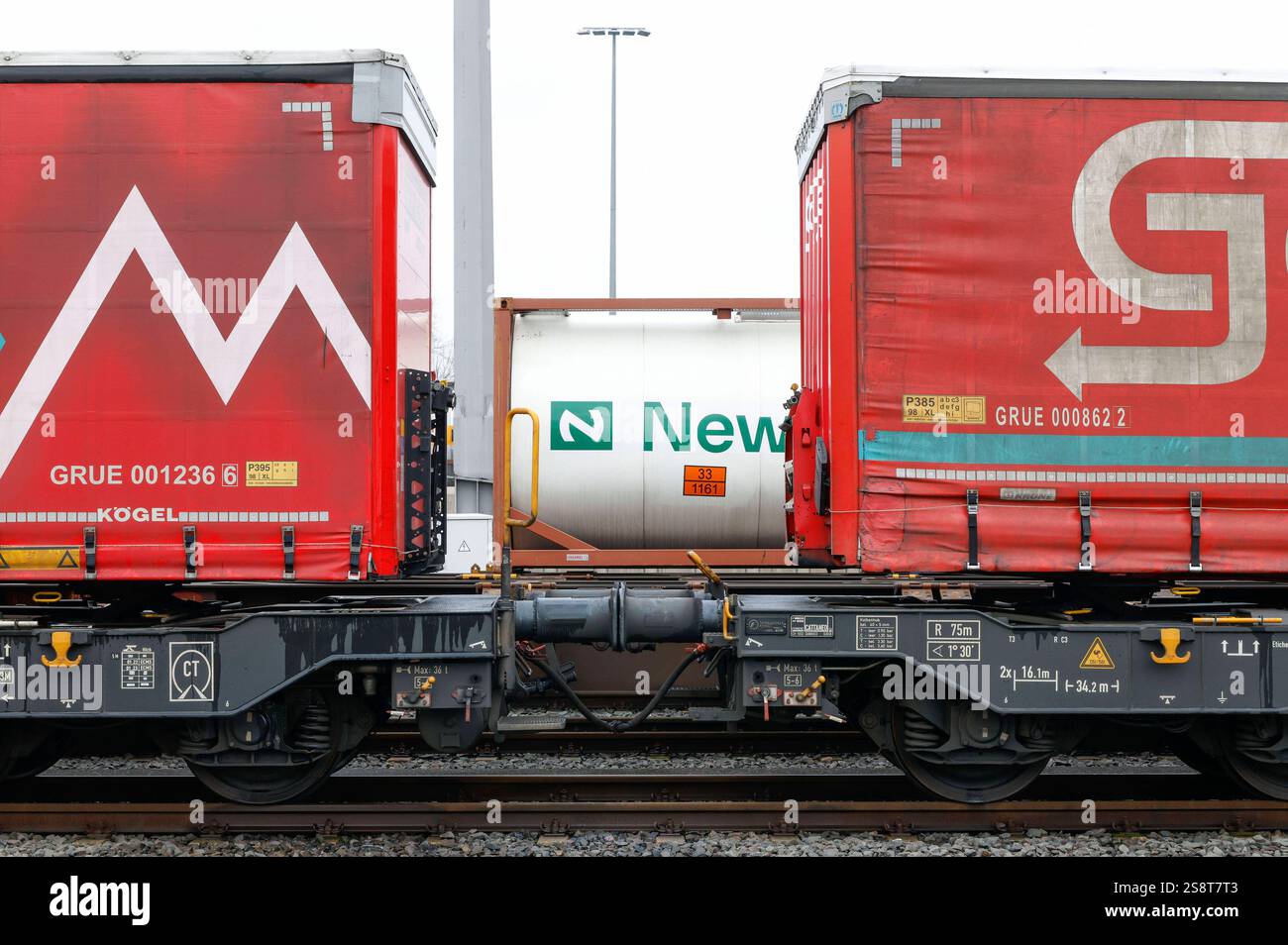 Container-Güterzüge beim Fototermin DB montiert 400 Tonnen schwere neue ...