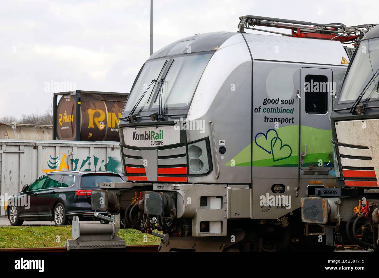Siemens Vectron-Lok beim Fototermin DB montiert 400 Tonnen schwere neue ...