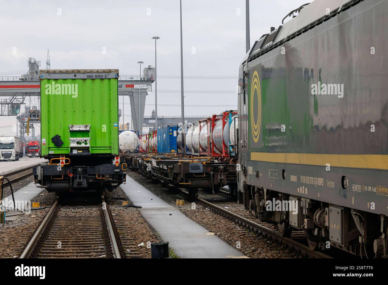 Container-Güterzüge beim Fototermin DB montiert 400 Tonnen schwere neue ...