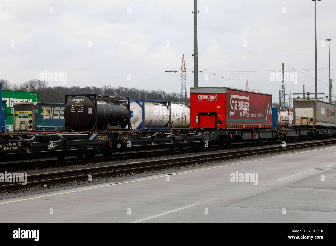 Container-Güterzüge beim Fototermin DB montiert 400 Tonnen schwere neue ...