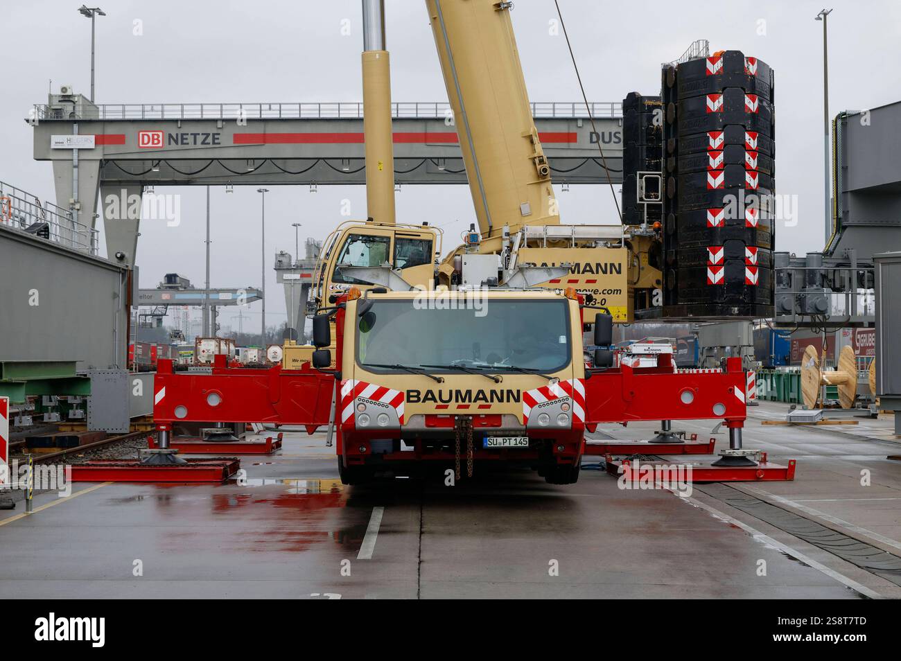 Schwerlastkran beim Fototermin DB montiert 400 Tonnen schwere neue ...
