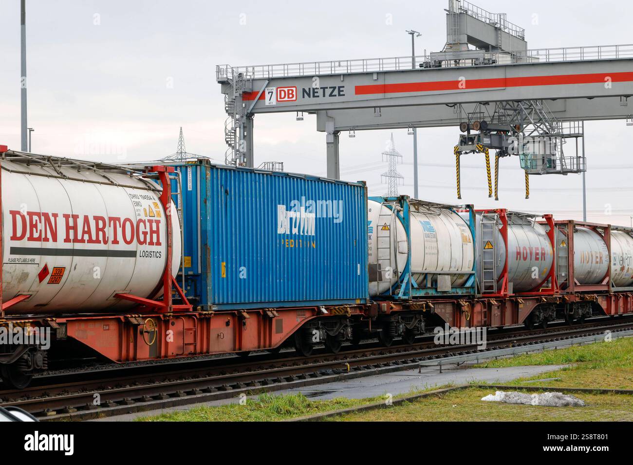 Container-Güterzüge beim Fototermin DB montiert 400 Tonnen schwere neue ...