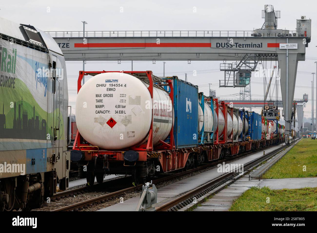 Container-Güterzüge beim Fototermin DB montiert 400 Tonnen schwere neue ...