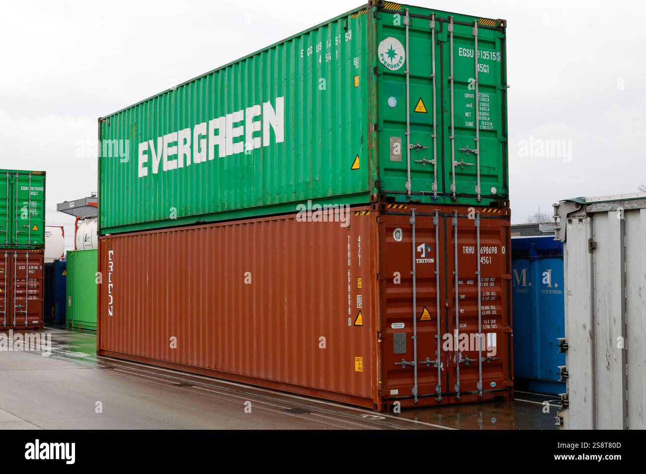 20 Fuß ISO-Container beim Fototermin DB montiert 400 Tonnen schwere ...