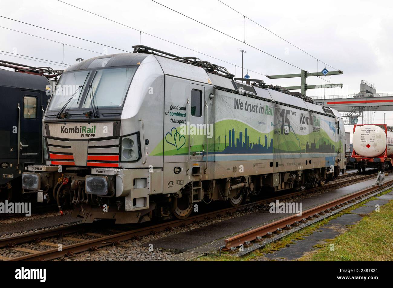 Siemens Vectron-Lok beim Fototermin DB montiert 400 Tonnen schwere neue ...