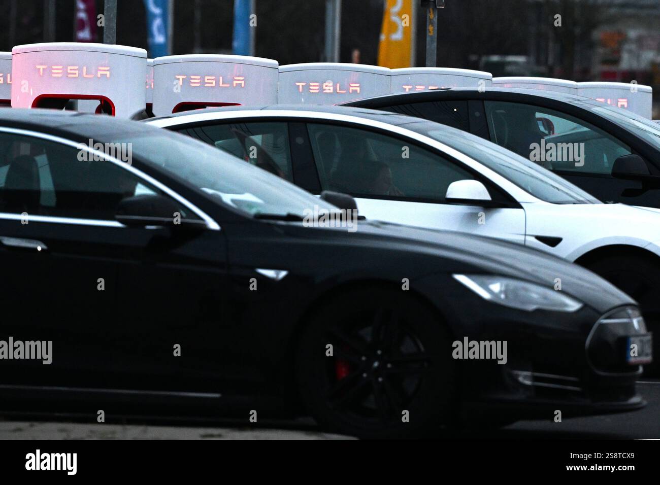 Frechen, Germany. 23rd Jan, 2025. Cars are parked at the pillars of a ...