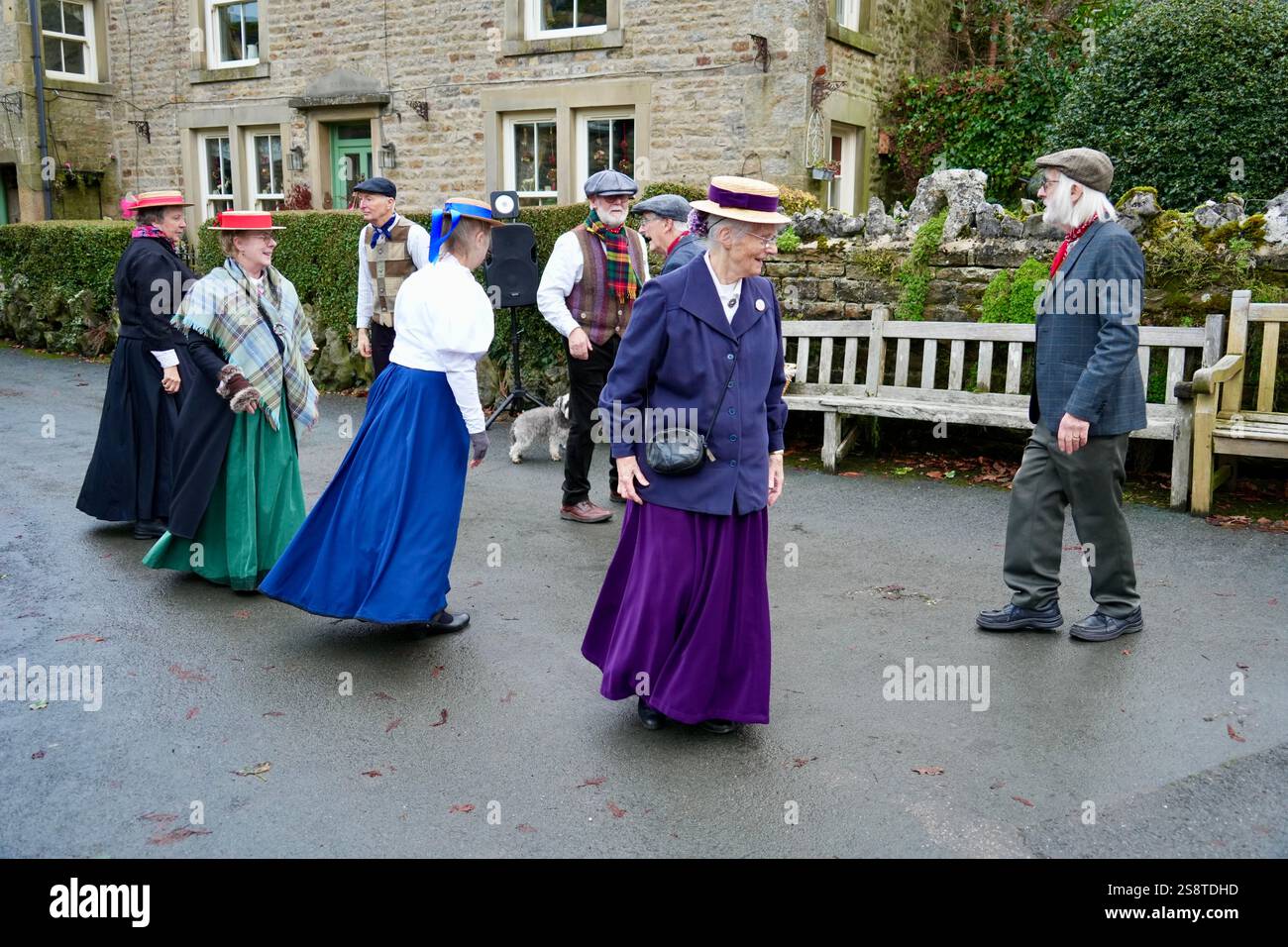 Traditional english folk dance hi-res stock photography and images - Alamy